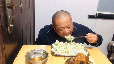 老哥今天包饺子吃怕吃不饱再来一根酱大骨 YouTube