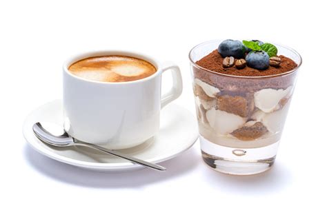 클리핑 패스와 흰색 배경에 고립 된 커피 한잔과 컵에 블루베리와 클래식 티라미수 디저트 티라미수에 대한 스톡 사진 및 기타 이미지 티라미수 레스토랑 로맨스 Istock