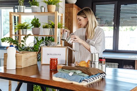 자선 단체를 위해 음식과 위생 용품으로 가득 찬 기부 상자를 준비하는 청녀 25 29세에 대한 스톡 사진 및 기타 이미지 25 29세 Charitable