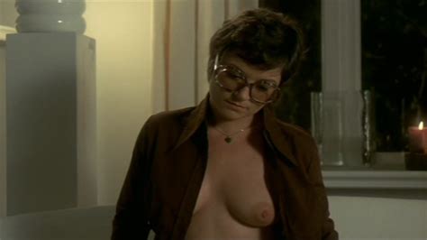 Naked Vic Salomonsen in Der må være en sengekant Naked Vic Salomonsen in Der må være en sengekant