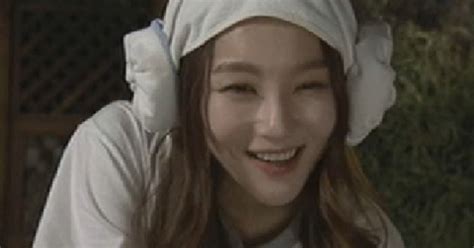 뱀파돌 강민경 이수혁에 하얀 얼굴 빨간 입술 멋있어