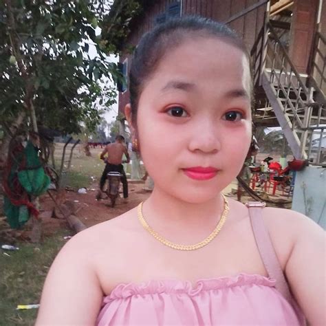 ប្តីមកពីធ្វេីការរុញបង្អួចហៅប្រពន្ធស្រាប់តែឃេីញប្រពន្ធកំពុងដេកឱបគ្នាជាមួយសង្សារក៏ទៅប្តឹងសមត្ថកិច្