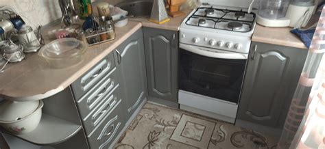 Кухонний гарнітур сірого кольору що складається з 5 навісних шухляд та 4 приставних з