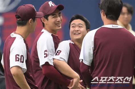 일단 귀엽잖아~ 이정후 안우진 고척 하리보 김재웅 매력에 푹 빠졌네[고척 현장]