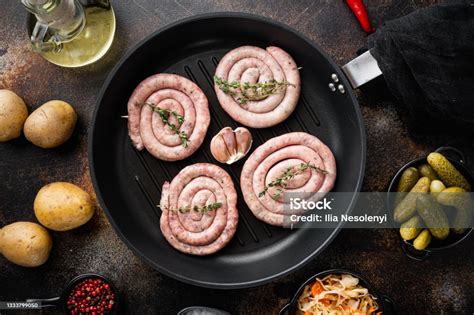 구운 소시지 으깬 감자와 주철 프라이팬에 양배추를 곁들인 소박한 음식 오래된 어두운 소박한 배경 상단 보기 플랫 레이 0명에