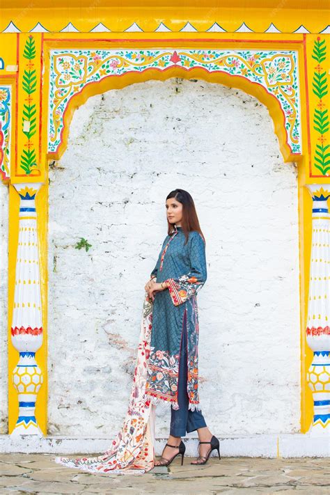 Pretty Tall Girl Side Pose à Lancienne Place Portant Le Shalwar Kameez