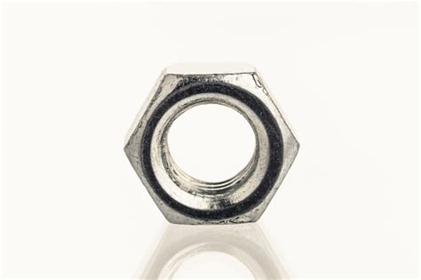 공작 물을 캡처하는 데 사용 되는 근접 볼트 강철 스크루 볼트 및 너트 흰색 배경 산업 개념에 고립 된 기계 부품 및 건설 강철에 대한 스톡 사진 및 기타 이미지 Istock