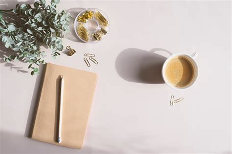 미적 미니멀리스트 작업 공간 홈 오피스 블로그 소셜 미디어 개념 부드러운 파스텔 색상의 책 커피 연필 노트 0명에 대한 스톡 사진 및 기타 이미지 Istock