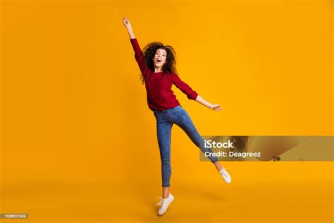 전체 길이 몸 크기를 볼 그녀의 그녀가 좋은 매력적인 쾌활 한 재미 슬림 얇은 맞는 물결 머리 스런 휴가 주말 지주 보이지 않는 우산 밝은 선명한 빛 오렌지 배경에 고립