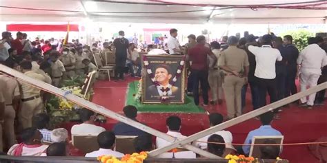 கண்ணீர் கடலில் ரசிகர்கள் ஸ்தம்பித்த கண்டீரவா மைதானம் புனித் ராஜ்குமார் உடலுக்கு அஞ்சலி