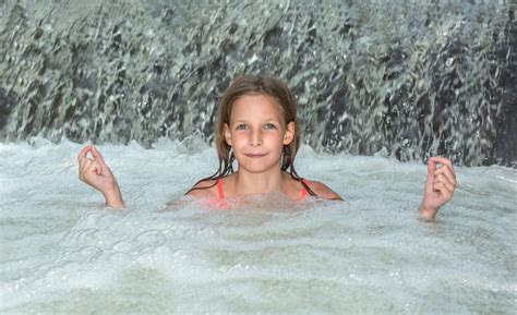 สาวสวยในน้ําตกผ่อนคลายภายใต้กระแสน้ําไหล ภาพสต็อก ดาวน์โหลดรูปภาพตอนนี้ กลางแจ้ง การตั้ง