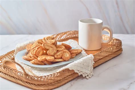 나무 트레이에 손바닥 쿠키 또는 퍼프 페이스트리 귀 캐러멜화 및 바삭바삭한 페이스트리 0명에 대한 스톡 사진 및 기타 이미지 0명 건강에 좋지 않은 음식 계피