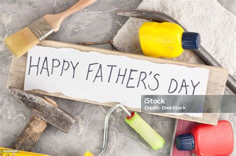 오래 된 회색 콘크리트에 흩어져 도구 근처 찢어진된 흰 종이에 비문 해피 아버지의 날을 손으로 검은색에 대한 스톡 사진 및 기타 이미지 Istock