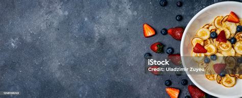 아침 식사를위한 작은 팬케이크 아침에 딸기와 블루베리를 곁들인 팬케이크가 가정용 주방에서 아침 식사를 위해 조리했습니다 음식 배너 배경 과일에 대한 스톡 사진 및 기타