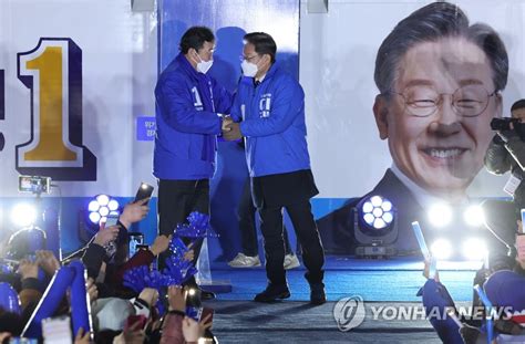 광주에서 손잡은 이재명과 이낙연 연합뉴스