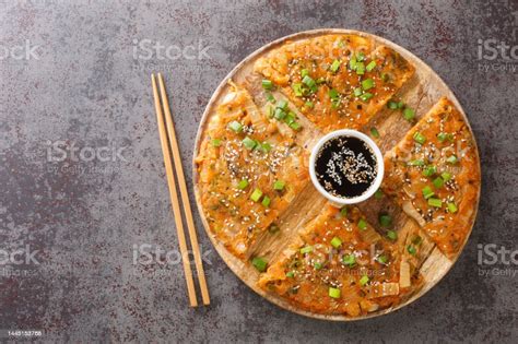 김치전 김치와 파로 만든 한국산 전통 팬케이크 수평 평면도 김치에 대한 스톡 사진 및 기타 이미지 김치 팬케이크 프리터 Istock