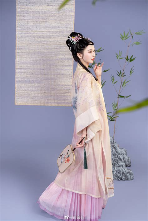 「 明月别枝惊鹊，清风半夜鸣蝉。 」 见到云鹊梦的第一眼就让我想起那些江南春景里的莺莺燕燕，鹅黄 粉紫的搭配太娇嫩了，犹如初恋般美好难忘，加上鹊鸟衔妆与之相呼应，妙哉～