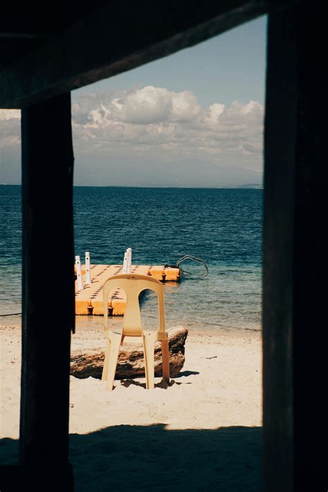 집 밖의 경치 경치가 좋은 고요한 고요함 구름 맑은 날 맑은 하늘 모래사장 목가적인 물 바다 바다 경치 바다 해안 바다의 반사 백사장 빈