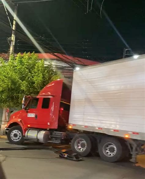 Camión Impactó Y Destruyó Semáforo En Pleno Centro De San Fernando