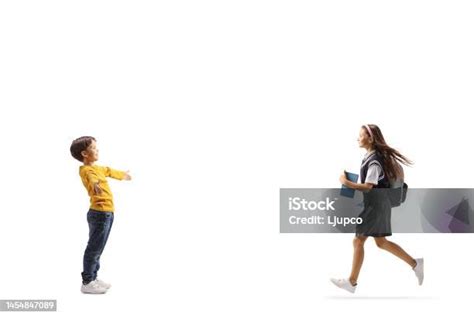 남동생을 향해 달려가는 여학생의 전체 길이 프로필 사진 2 3 살에 대한 스톡 사진 및 기타 이미지 2 3 살 2명 4 5세 Istock