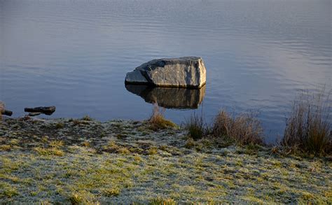연못 수문 조절 및 콘크리트 댐 샤프트가있는 저수지 댐 파이프 아래의 흐름 유출을 결정하는 가이드 프로파일 물 위로 이어지는