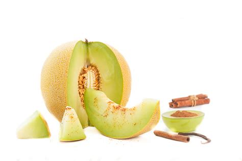 흰색 배경에 계피와 흑설탕을 곁들인 칸탈로프 멜론과 멜론 슬라이스 0명에 대한 스톡 사진 및 기타 이미지 0명 건강한 생활방식 건강한 식생활 Istock