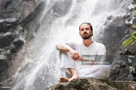 웰빙 요가 명상 개념입니다 열 대 폭포 아래 바위에 연꽃 위치에 앉아 젊은 남자 강에 대한 스톡 사진 및 기타 이미지 강 건강한 생활방식 고여 있는 물 Istock