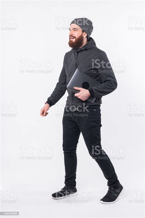 수염이 있는 남자의 전체 길이 사진은 흰색 배경 위에 노트북을 걷고 들고 가득 찬에 대한 스톡 사진 및 기타 이미지 가득 찬 개념 개념과 주제 Istock