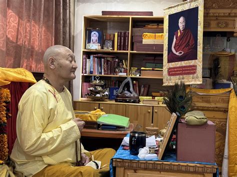 Гэгээрлийн Ачит багш маань их нигүүлсэнгүй Жанрайсиг бурханы бүтээлд суугаад өнөөдөр өндөрлөж