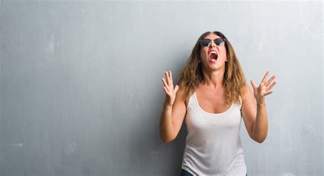 중간 나이 고 미친 소리 하 고 적극적인 식와 팔 제기 함 선글라스 입고 회색 벽에 히스패닉 여자 좌절 개념입니다 갈색 머리에 대한 스톡 사진 및 기타 이미지 Istock