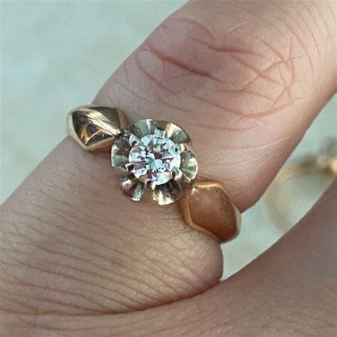 შეიძინეთ ბეჭედი ტიტა ბრილიანტის თვლით დააჭირე