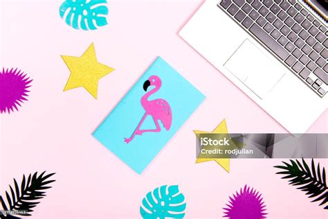 노트북 컴퓨터와 열대 장식 과 일일 플래너와 사무실 직장 소셜 미디어에 대한 비즈니스 휴일 플랫 누워 개념에 대한 스톡 사진 및 기타 이미지 Istock