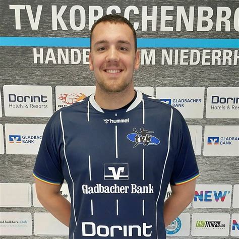 Beim Tv Korschenbroich Ackert Am Kreis Nun Fritz Bitzel Mit Der Nummer 77