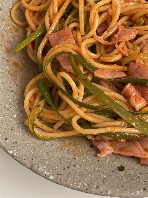 슬기테이블 피망 대신 마늘쫑 소시지 대신 베이컨을 넣은 나폴리탄 🍝 오일에 다진 마늘과 크러쉬드페퍼 베이컨 넣고 살살 볶다가 불 올려 간장 한스푼 케첩 4스푼과