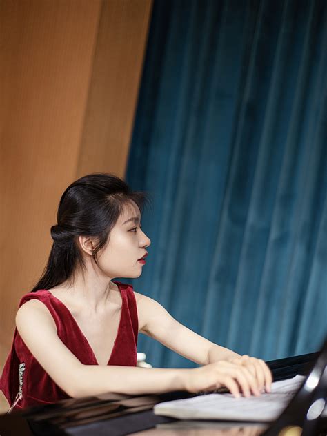 弹钢琴的少女 青岛摄影师野子 站酷zcool
