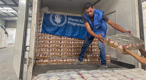 Gaza Thousands Storm Un Warehouses Amid Desperation Siege Mirage News