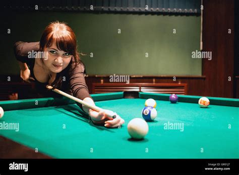 Sch Ne Junge Vollbusige Br Nette Frau Billard Am Roten Tisch Drinnen Spielen Durchtrainierten