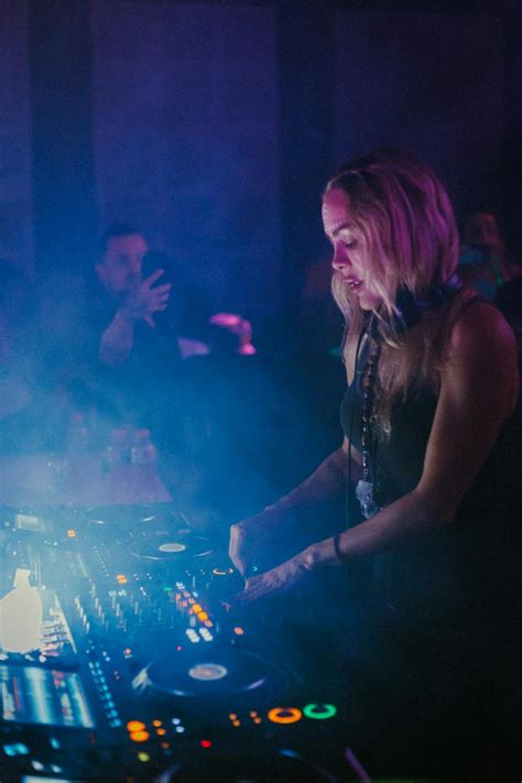 Dj Dj 부스 갑판 공연 공연가 군중 나이트클럽 네온 불빛 다채로운 조명 댄스 음악 댄스 파티 댄스 플로어 라이브 음악 뮤지션 믹싱 보드 밤