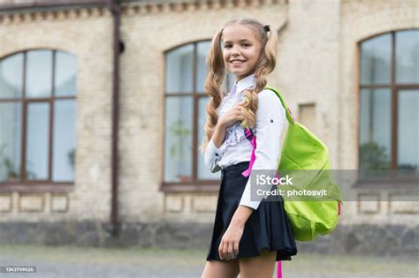 무료 교육 행복한 아이는 배낭을 야외에서 운반합니다 정식 교육 학교 교육 학습 활동 패션 유니폼 학교로 돌아가기 9월에 대한