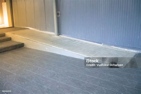 Ramped 접근 장애인을 위한 휠체어 경사로 사용 하 여 콘크리트 진입로 통로 경사로에 대한 스톡 사진 및 기타 이미지 경사로 언덕 철책 Istock