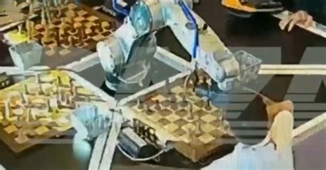 체스 로봇의 공격경기 중 7살 소년 손가락 부러뜨려ai가 Pick한 세상