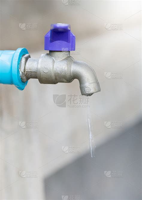 水 水滴 水龙头 漏泄 垂直画幅 无人 蓝色 古老的 运动模糊 金属