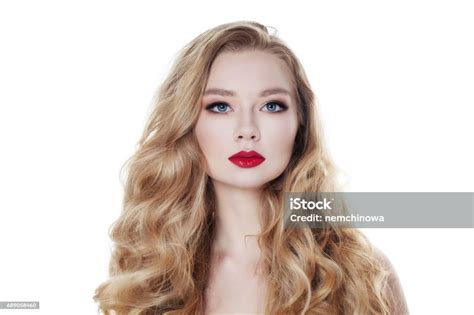 패션 여자 흰색 배경에 고립입니다 금발 머리와 메이크업 가꿔주기에 대한 스톡 사진 및 기타 이미지 가꿔주기 건강관리와 의술 곱슬 머리 Istock
