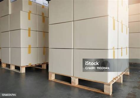 나무 팔레트에 골판지 상자의 스택 패키지 상자 포장 창고 화물 선적 상자를 보관합니다 물류 및 운송 0명에 대한 스톡 사진 및 기타 이미지 Istock