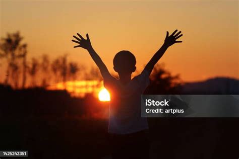태양을 향해 팔을 뻗은 아이는 꿈과 희망 도전과 성공 개념 실루엣에 대한 스톡 사진 및 기타 이미지 실루엣 아이 일몰