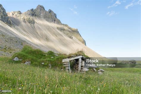 아이슬란드 스토크스네스 반도에 있는 전통 잔디 가옥의 유적 농가에 대한 스톡 사진 및 기타 이미지 농가 돌 건축자재 0명 Istock