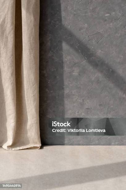 베이지색 린넨 커튼 회색 콘크리트 벽 베이지색 화강암 바닥 중성 파스텔 색상의 집 거실 인테리어 디자인 배경 가정의 방에 대한