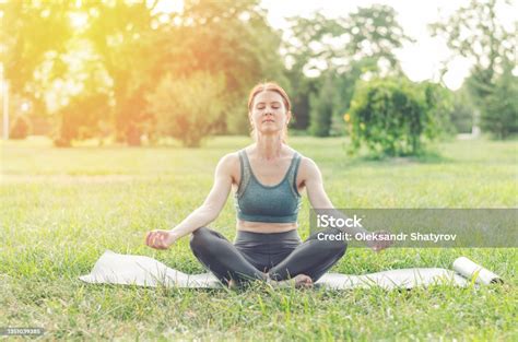 중년 여성이 야외에서 요가를 연습합니다 연꽃 자세로 공원에서 명상하는 여성 30 34세에 대한 스톡 사진 및 기타 이미지 30 34세 개념 건강한 생활방식 Istock