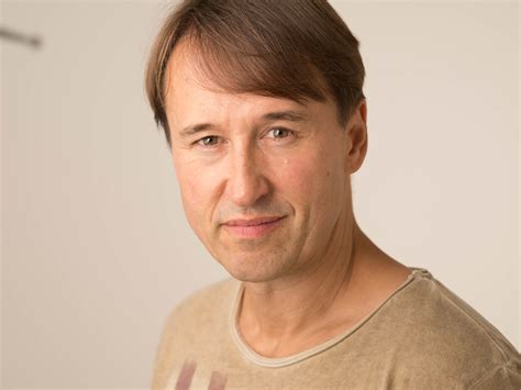 무료 이미지 손 남자 사람 머리 남성 초상화 표정 헤어 스타일 고령자 코 피부 감각 턱 얼굴 털 8256x6192 367951 무료