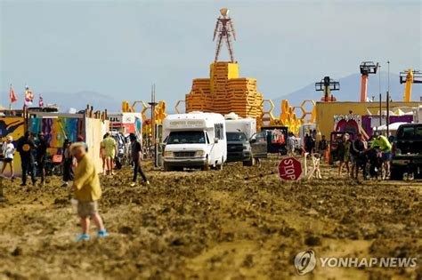진흙탕 사막 10 사투 끝 탈출한 팝스타 버닝맨 축제서 7만명 고립 한국일보 애틀랜타